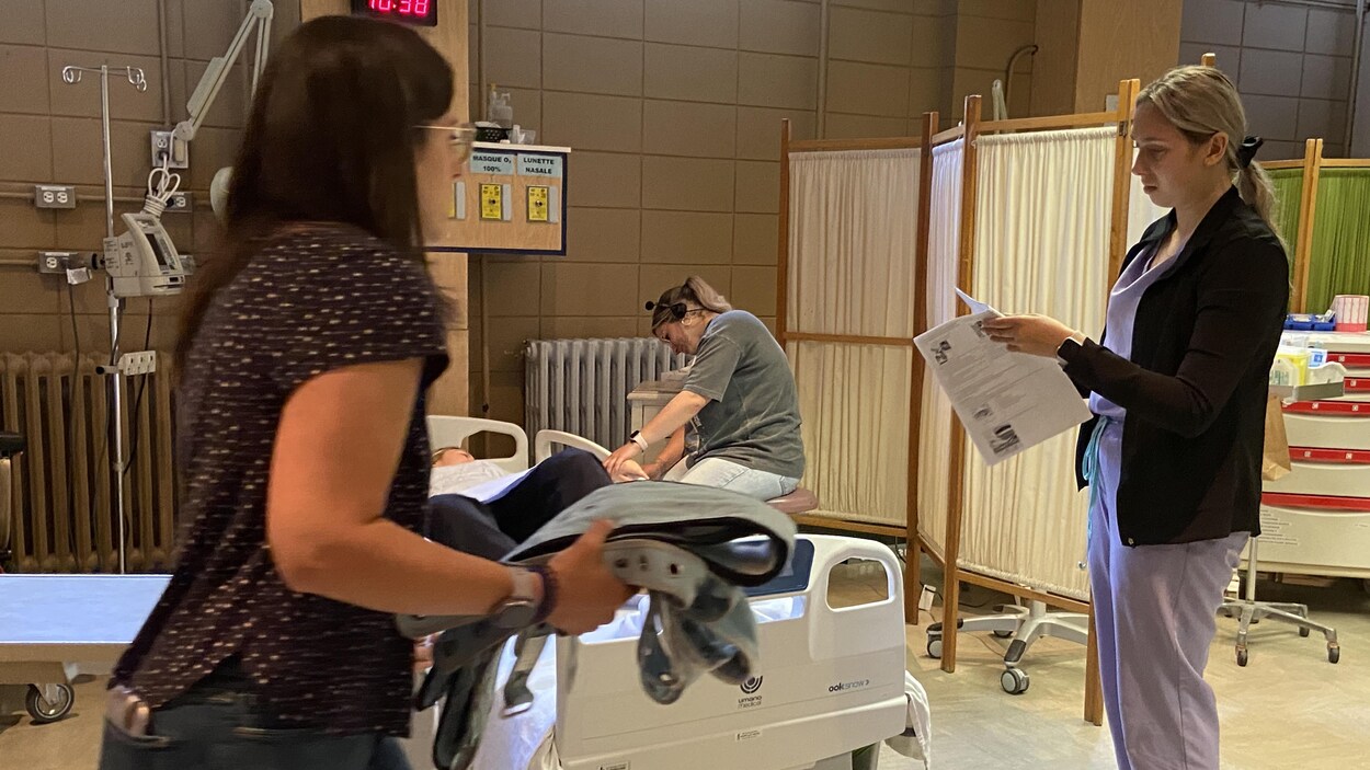 De futures infirmières confrontées à la réalité de leur métier lors de ...