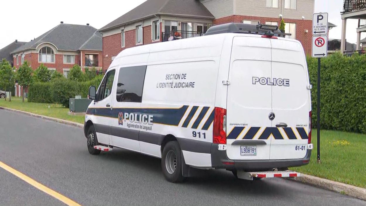 Une information du public mène les policiers vers des armes et des ...