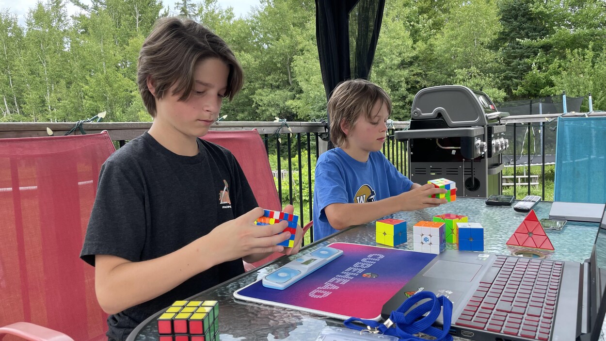 Jérome et Benoît Larochelle, deux jeunes Acadiens adeptes du cube Rubik ...