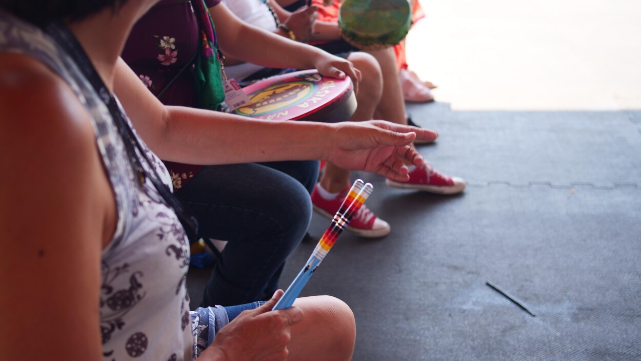 Le jeu de mains des Premières Nations au Stampede de Calgary | Radio-Canada