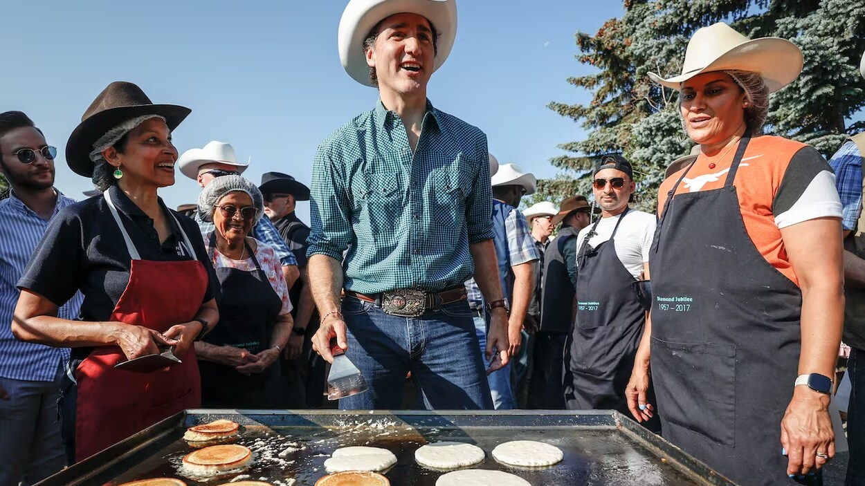 Justin Trudeau participe à deux déjeuners de crêpes du Stampede | Radio ...