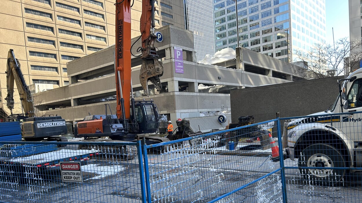 Effondrement partiel d’un stationnement à Ottawa : une cinquantaine de véhicules coincés | Radio ...