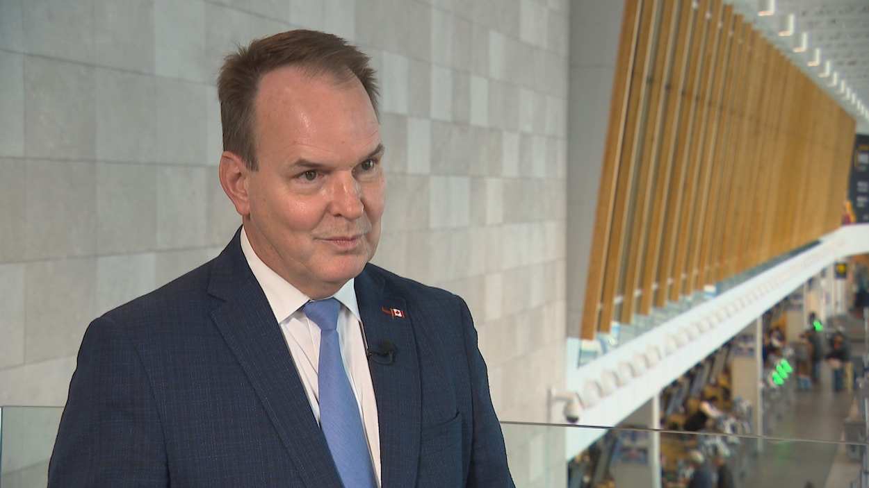 Steven MacKinnon en visite à Québec | Radio-Canada