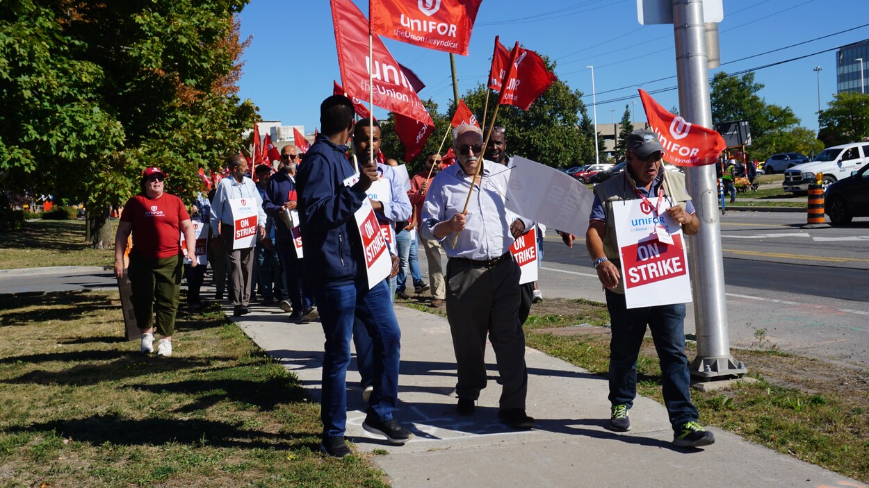 Des chauffeurs de taxi de Blue Line font la grève | Radio-Canada
