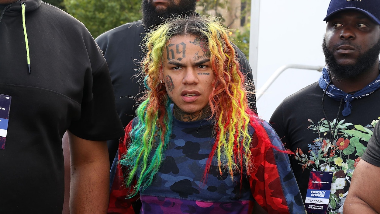 Le rappeur 6ix9ine plaide coupable à neuf chefs d'accusation | Radio ...