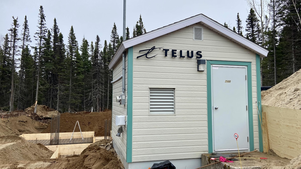 Début des travaux pour améliorer la couverture cellulaire en régions éloignées | Radio-Canada