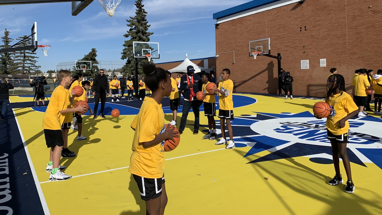 Un nouveau terrain de basketball scolaire inauguré à Edmonton | Radio ...