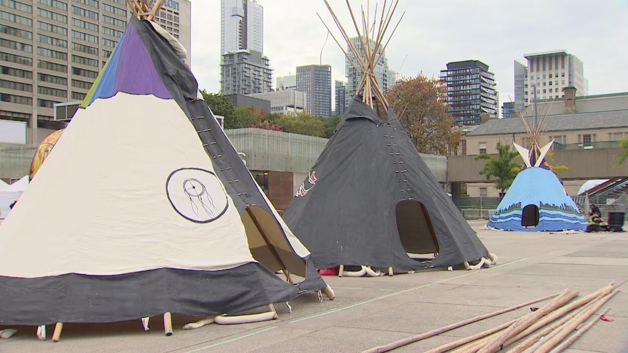 Des tipis au centre-ville de Toronto pour la Journée de la ...