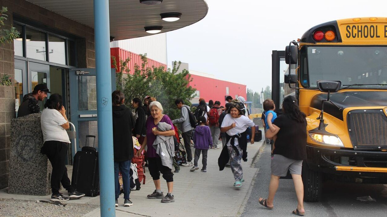 Feux de forêt : des évacués de Behchokǫ̀, aux T.N.-O., arrivent à ...