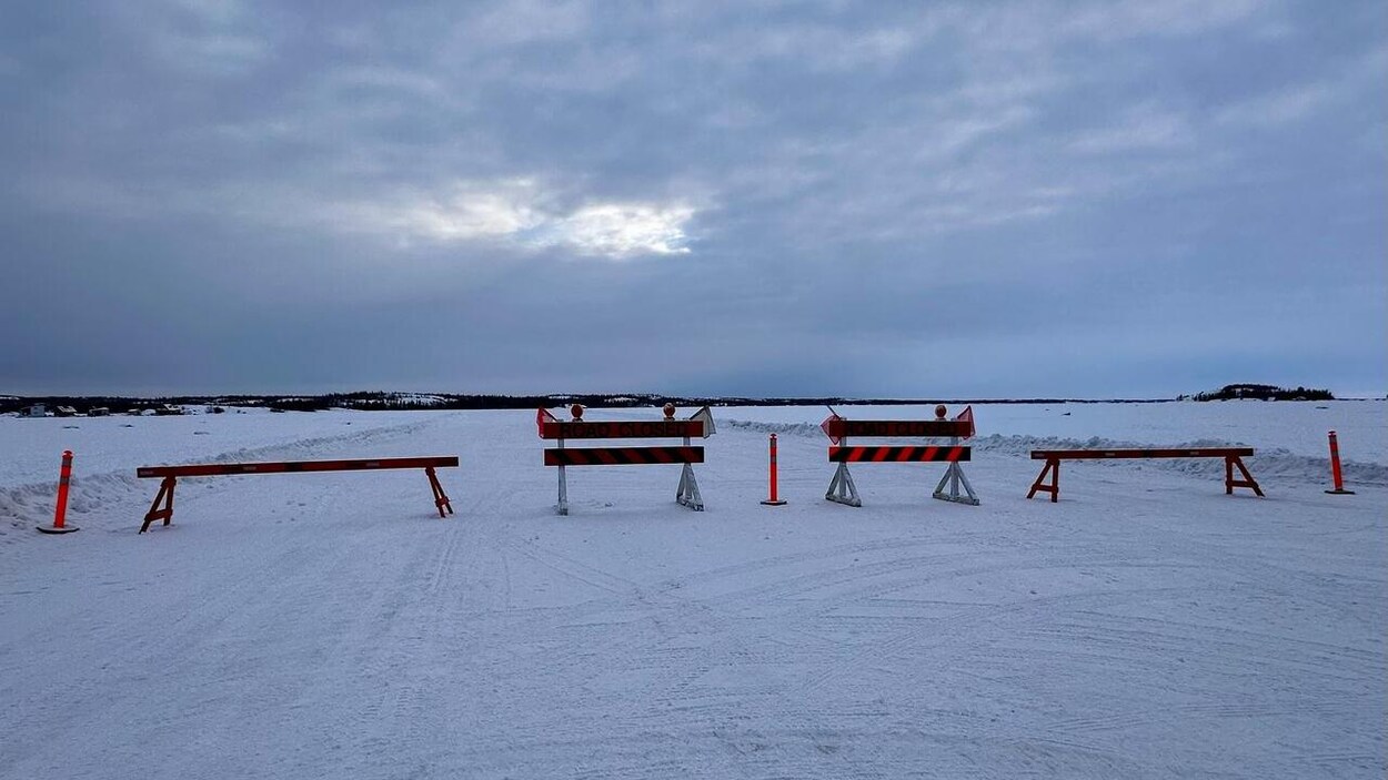 La route de glace vers Dettah, aux T.N.-O., enfin en construction ...
