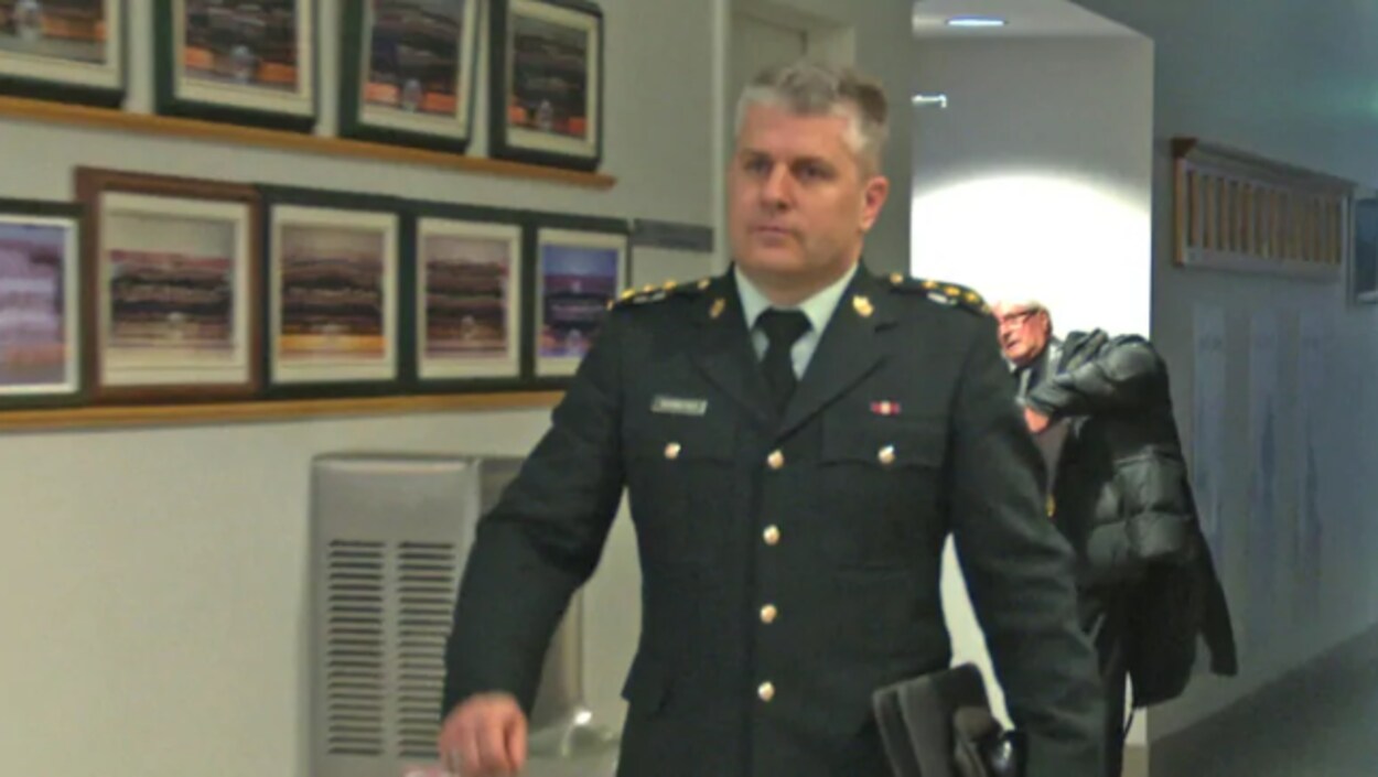Un ex-commandant de l'armée rétrogradé pour ses propos de nature ...