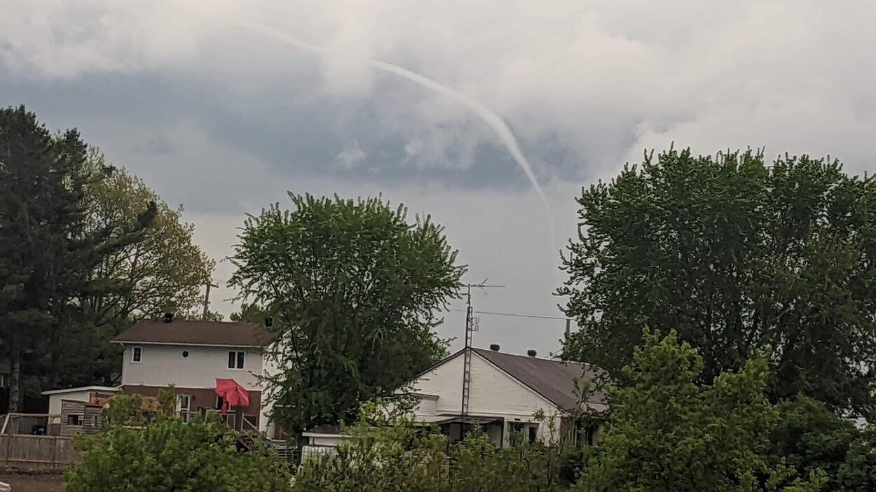 Une trombe terrestre, ou mini tornade, observée dans l’est ontarien | Radio-Canada.ca