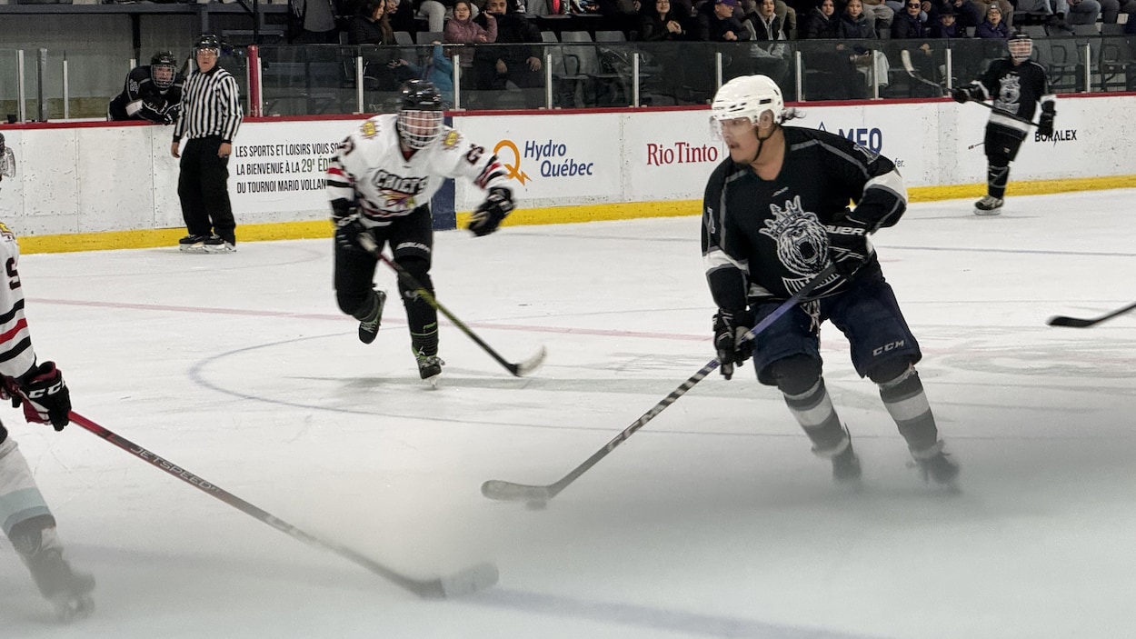 Compétition et fraternité au tournoi de hockey autochtone Mario Vollant | Radio-Canada