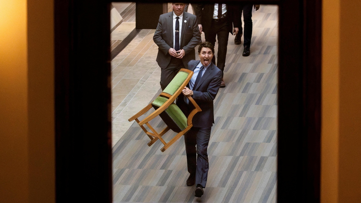 L’image de Trudeau avec sa chaise devient virale | Brève | Radio-Canada