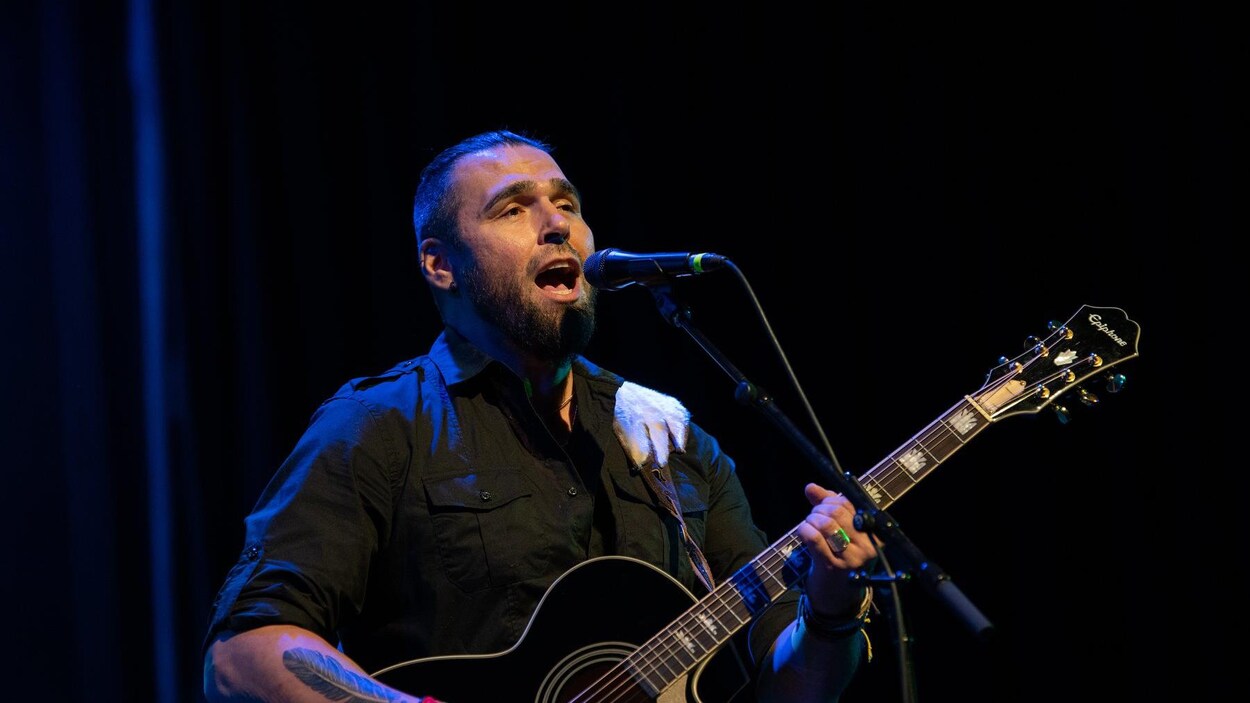 Le chanteur du duo Twin Flames, Jaaji Okpik, accusé de crimes à ...