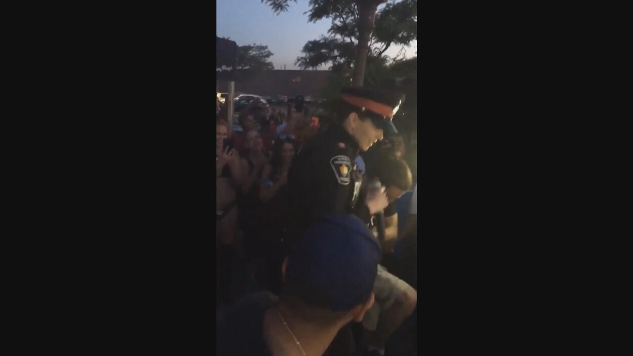 La vidéo d'une policière qui rappe devient virale | Radio-Canada.ca