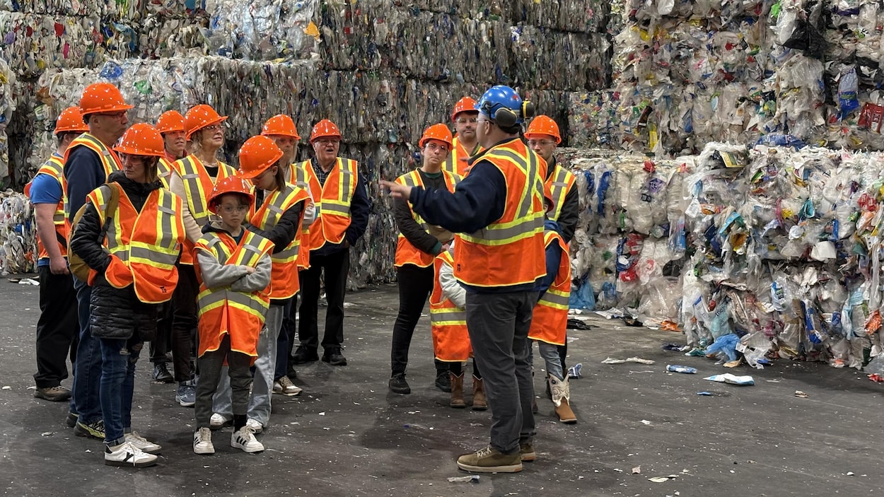 Une visite du centre de tri de Saguenay pour sensibiliser à la réalité ...