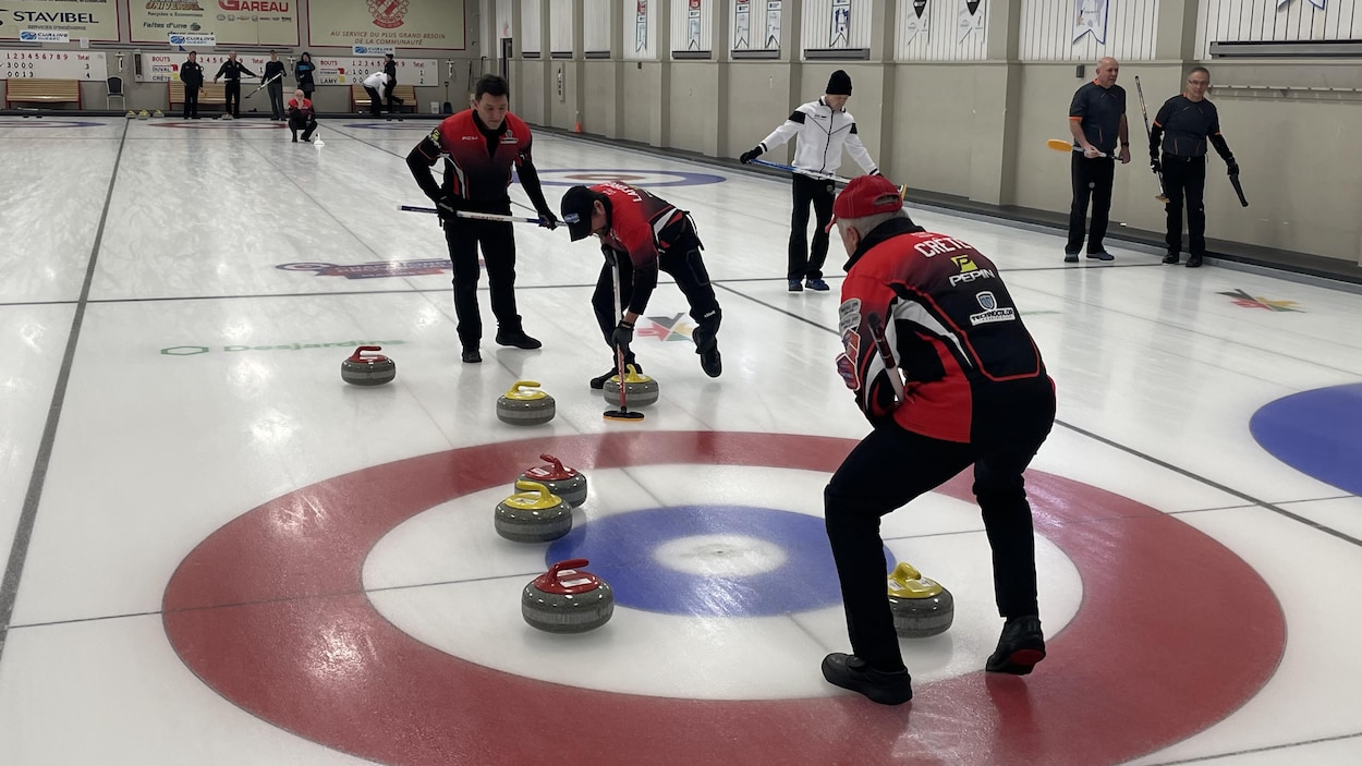 Les meilleurs joueurs de curling de 60 ans et plus au Québec sont à Val ...