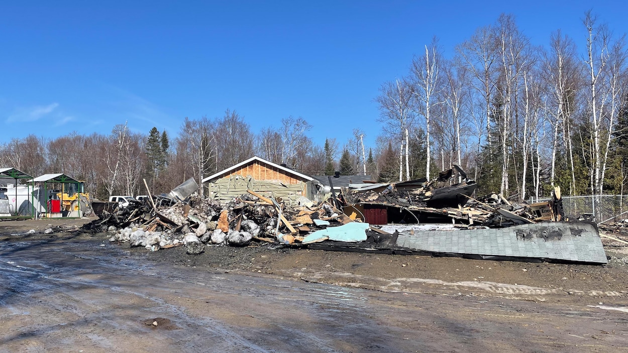 Un homme arrêté pour l’incendie du dépanneur de Kitcisakik | Radio-Canada