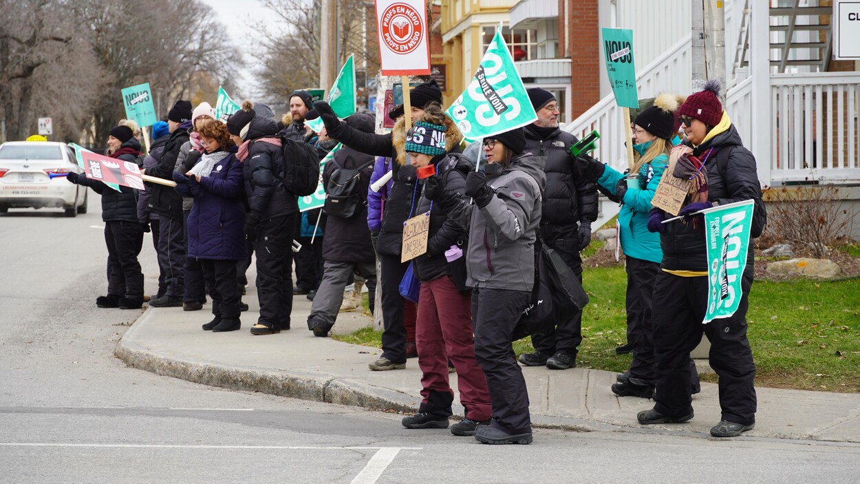 Même sans revenu, les syndiqués en enseignement sont prêts à continuer ...