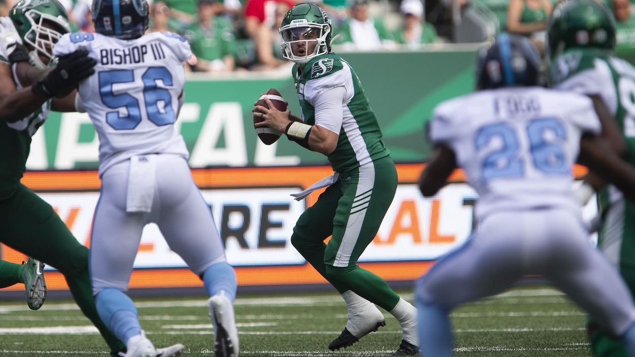 Le quart-arrière Cody Fajardo s’entend avec les Alouettes | Radio-Canada