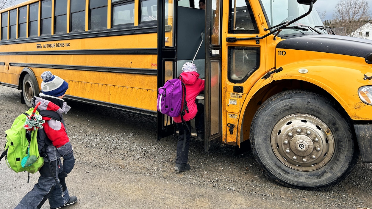 Le bon comportement encouragé dans les autobus scolaires | Radio-Canada