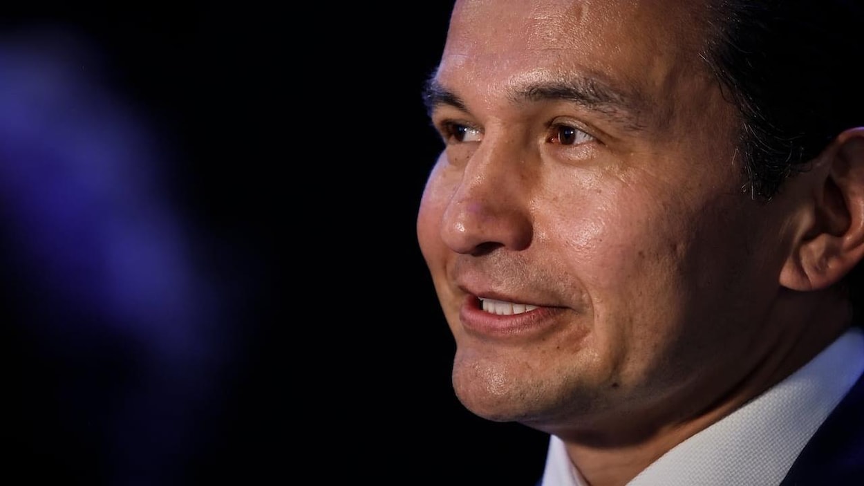 « Baisse-t-on les coudes? » : Wab Kinew remet en question le retrait ...