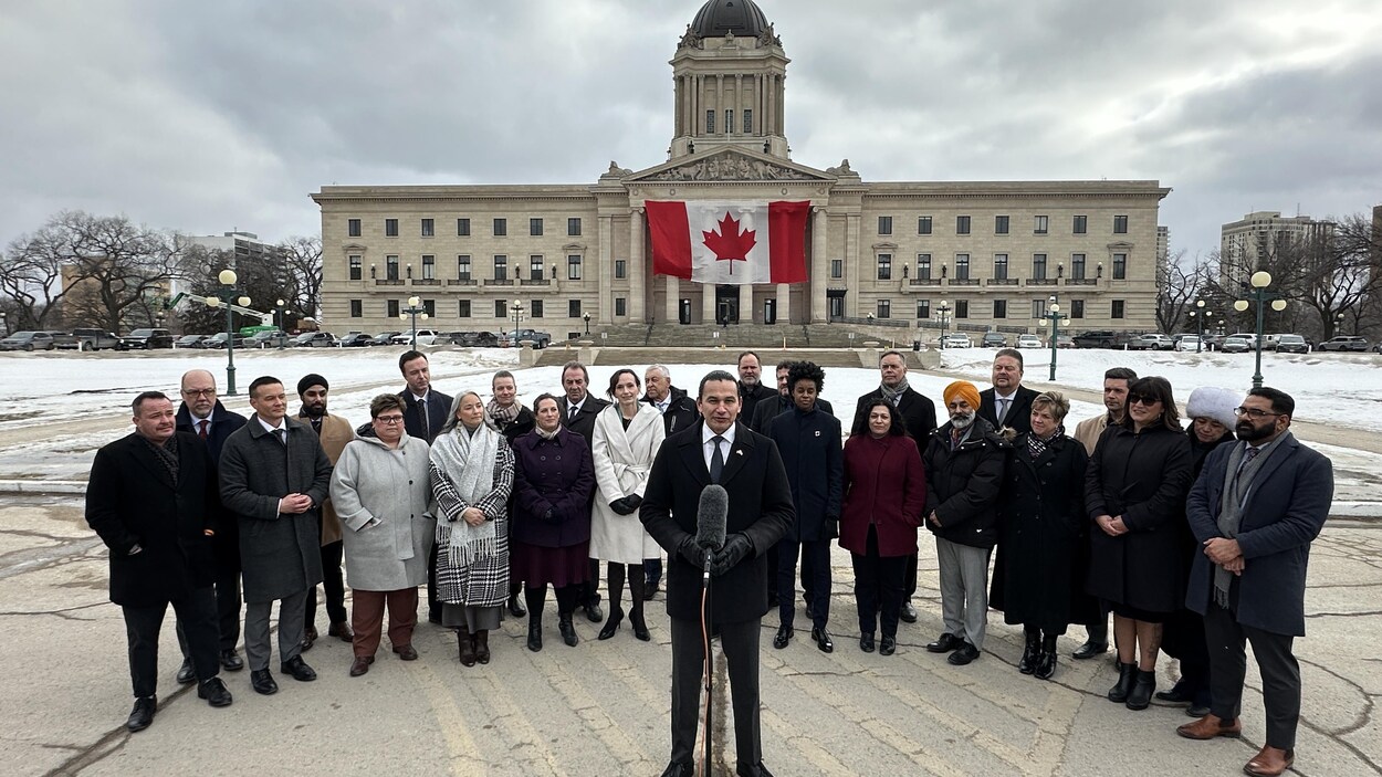 Wab Kinew appelle à l’unité et riposte contre les tarifs douaniers ...