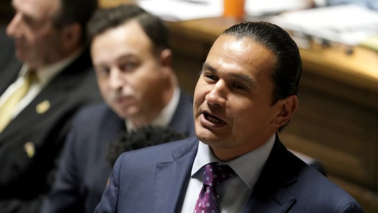 Wab Kinew réclame la levée des tarifs imposés à la Chine pour sauver le ...