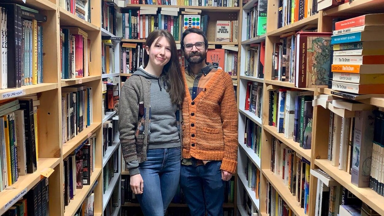 Un couple tourne une nouvelle page à la librairie Westgate Books de ...