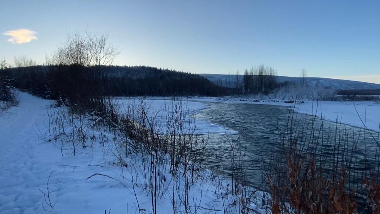 Difficile d’obtenir des vivres à West Dawson en l’absence du pont de ...