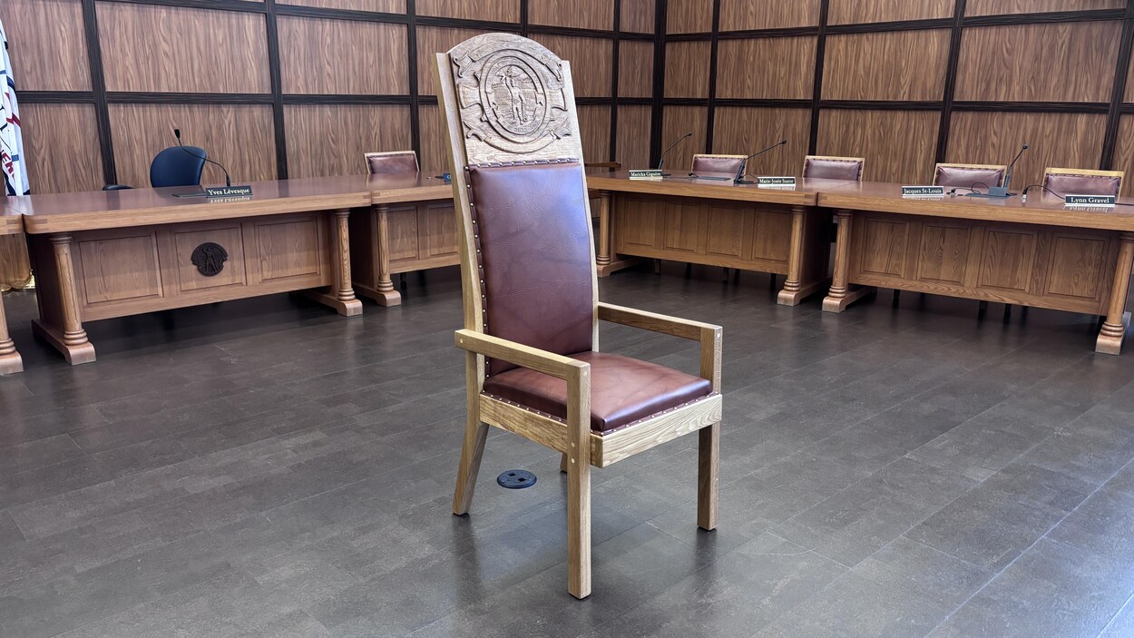 Une chaise de 6500 $ inutilisée à Shawinigan | Radio-Canada