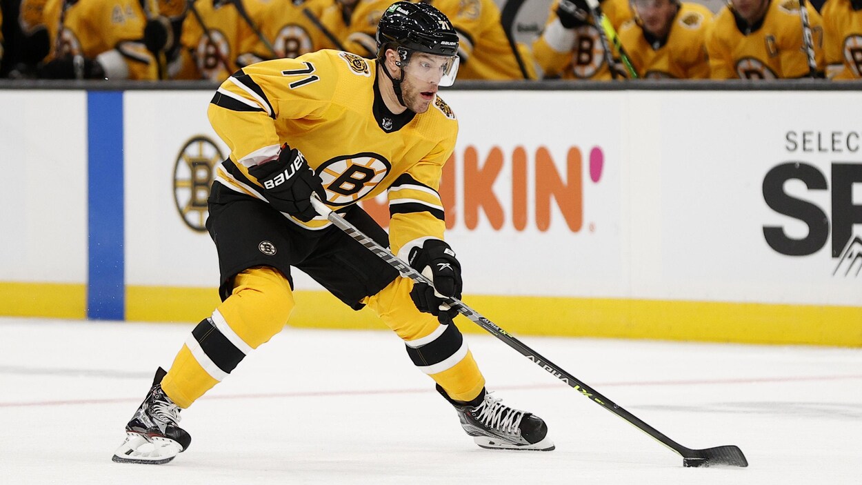 Taylor Hall et Nick Foligno cédés aux Blackhawks de Chicago | Radio-Canada