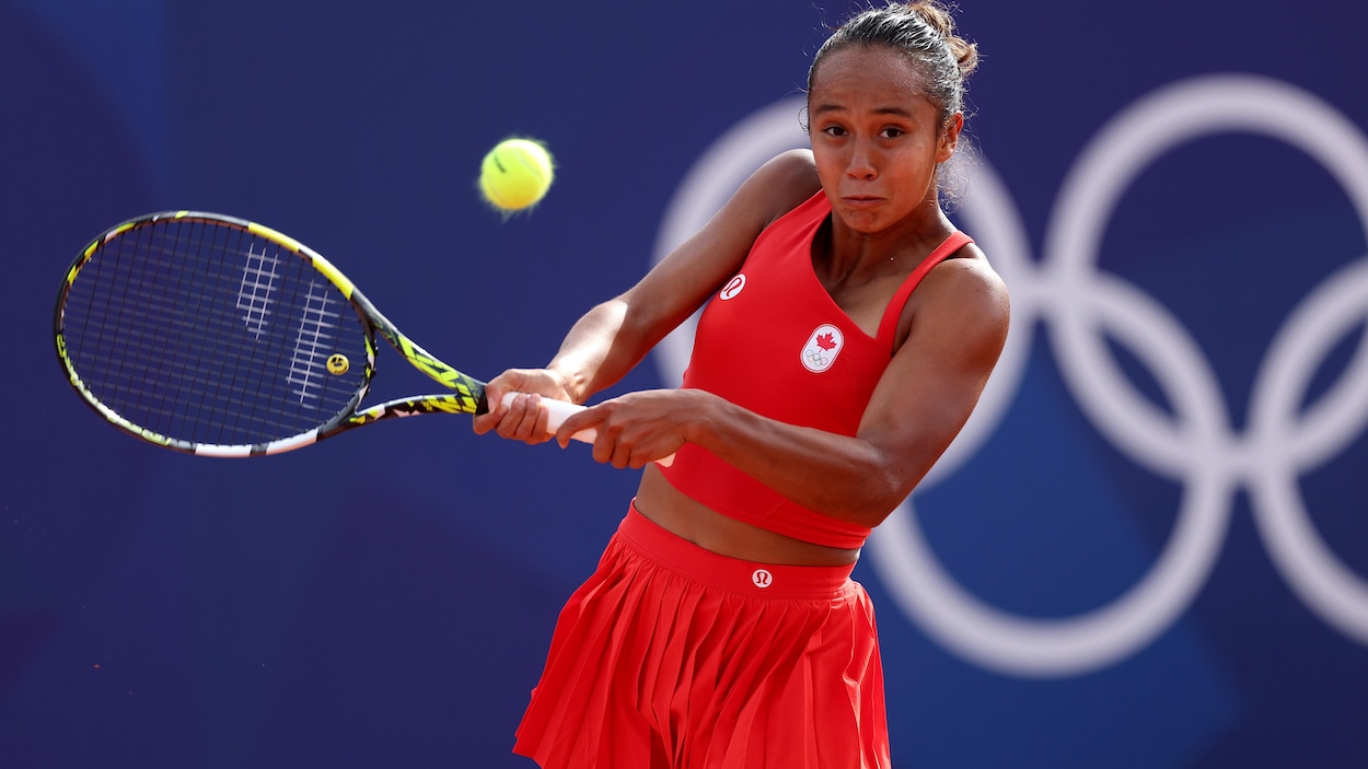 Tennis : victoire pour Leylah Fernandez au premier tour à Paris | Radio ...
