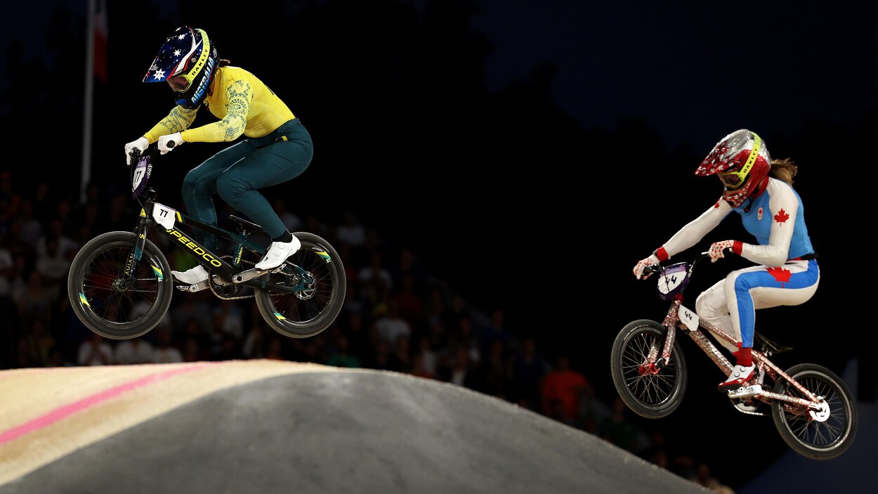 La cycliste Molly Simpson en demi-finales du BMX de course | Radio-Canada