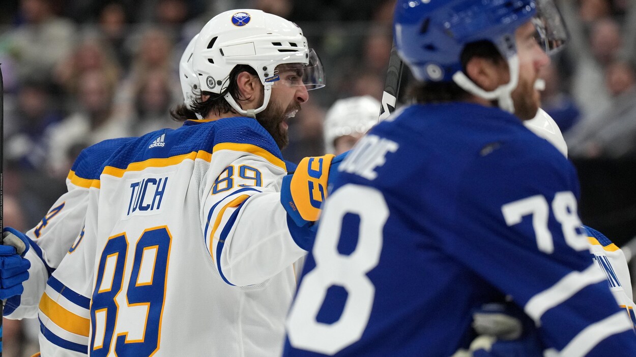 Un doublé d’Alex Tuch coule les Maple Leafs | Radio-Canada