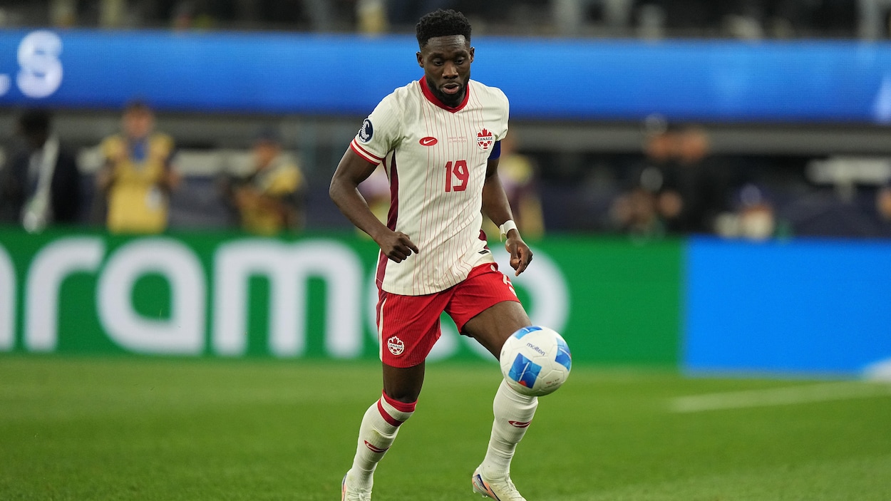 Alphonso Davies reprend l’entraînement avec le Bayern | Radio-Canada