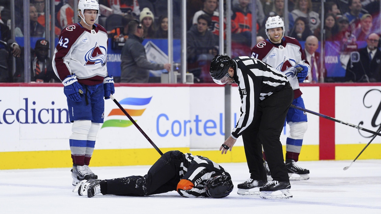 Un arbitre de la LNH évacué sur une civière | Radio-Canada
