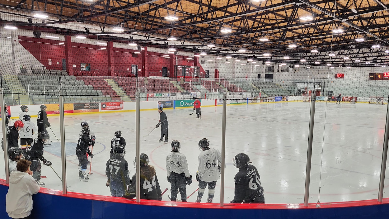 Jouer au hockey pour le plaisir | Radio-Canada