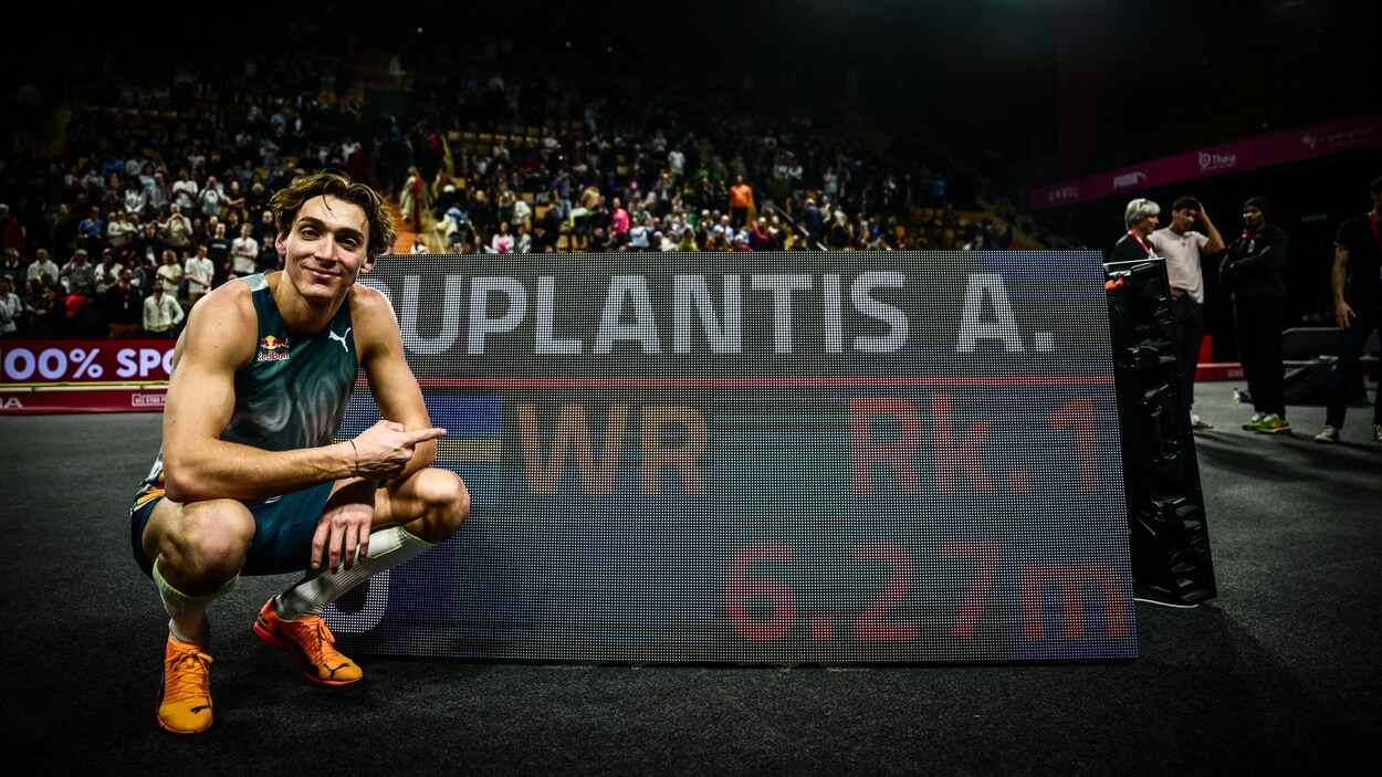 Armand Duplantis bat à nouveau son propre record du monde | Radio-Canada
