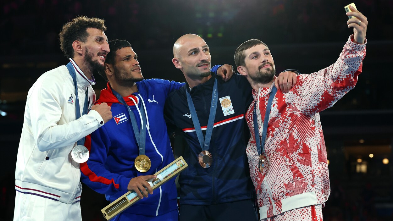 Wyatt Sanford a sa médaille de bronze autour du cou | Radio-Canada