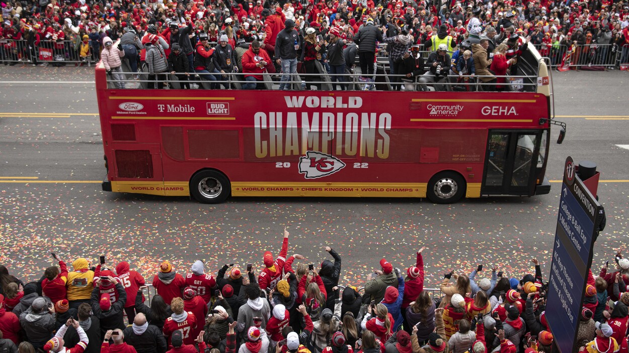 Kansas City célèbre la victoire des Chiefs au Super Bowl | Radio-Canada