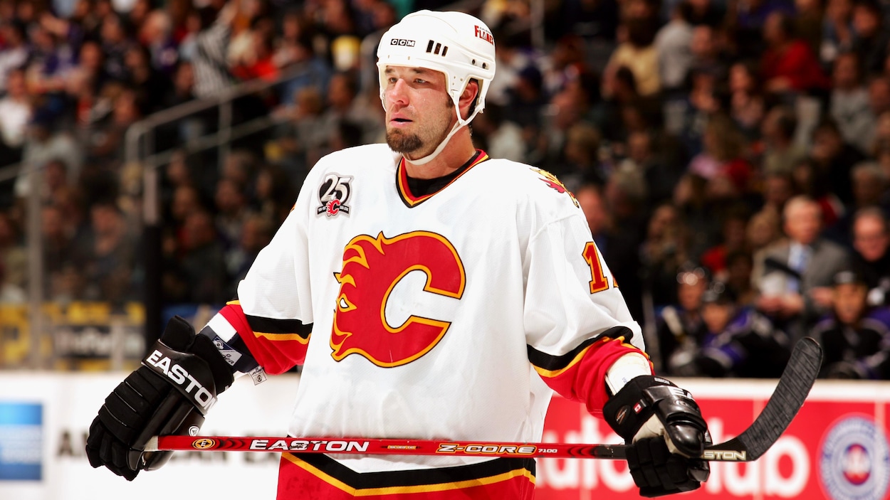 Chris Simon rend l’âme à 52 ans | Radio-Canada