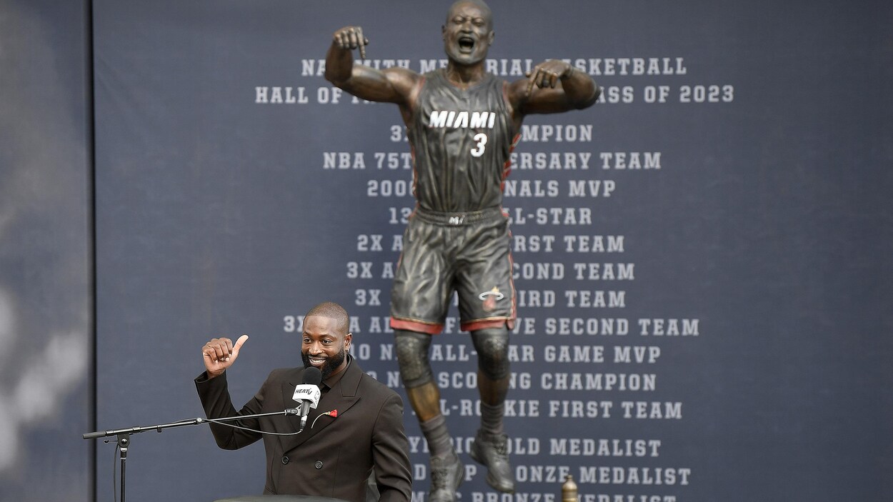 Le Heat dévoile une statue en hommage à Dwyane Wade | Radio-Canada