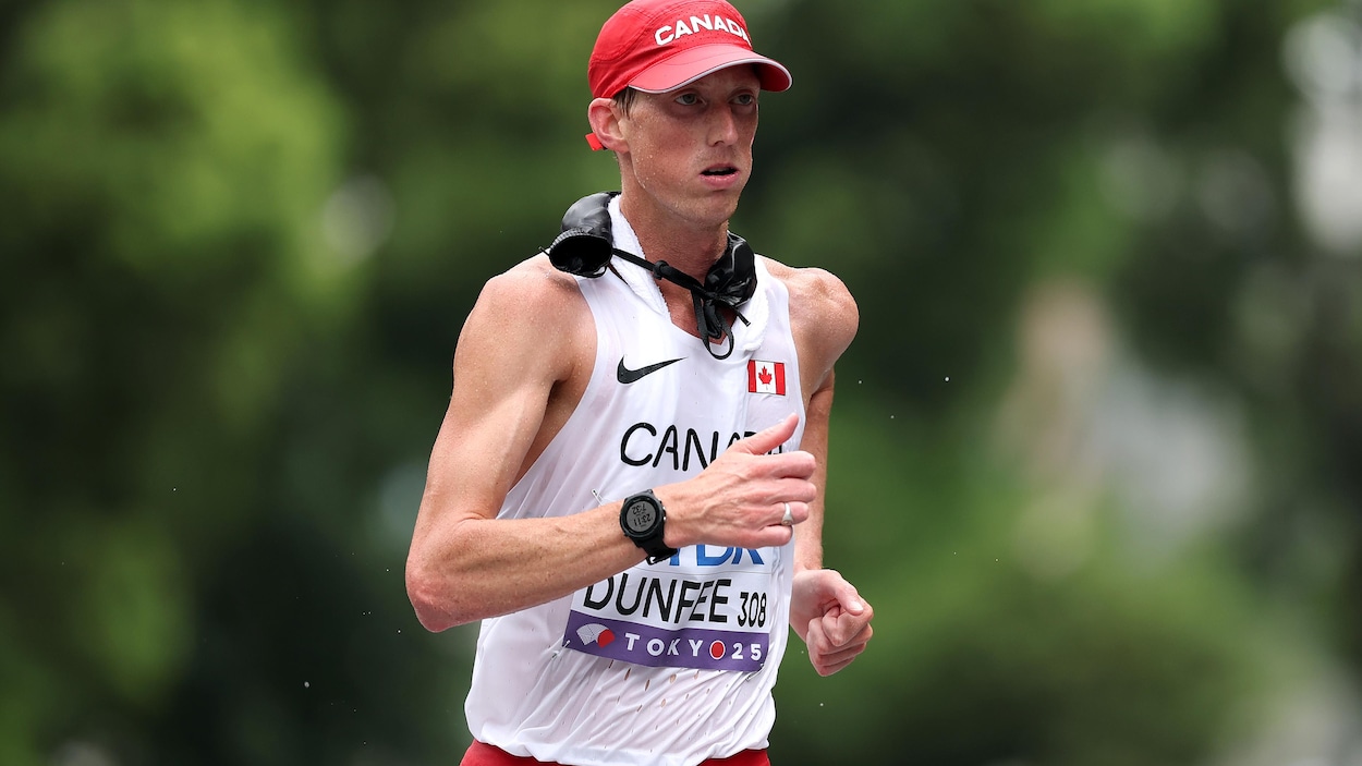 Blessé, Evan Dunfee se retire du 20 km marche des mondiaux | Radio-Canada