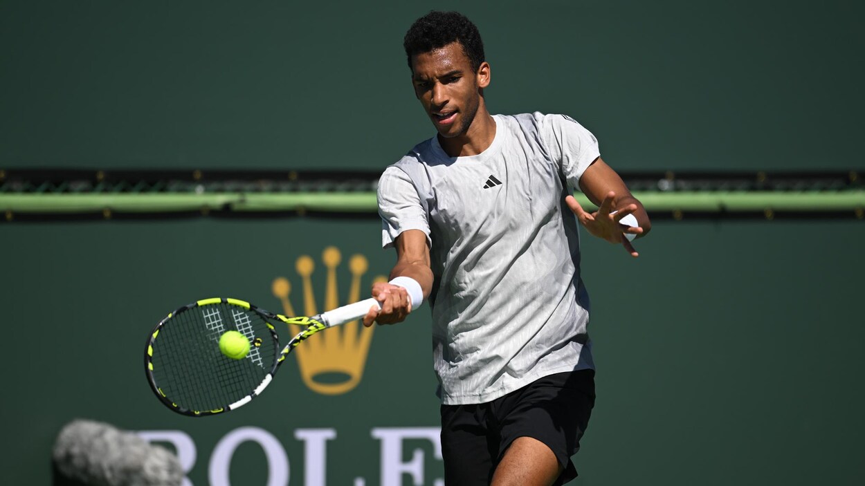 Félix Auger-Aliassime corrigé par Carlos Alcaraz à Indian Wells | Radio-Canada