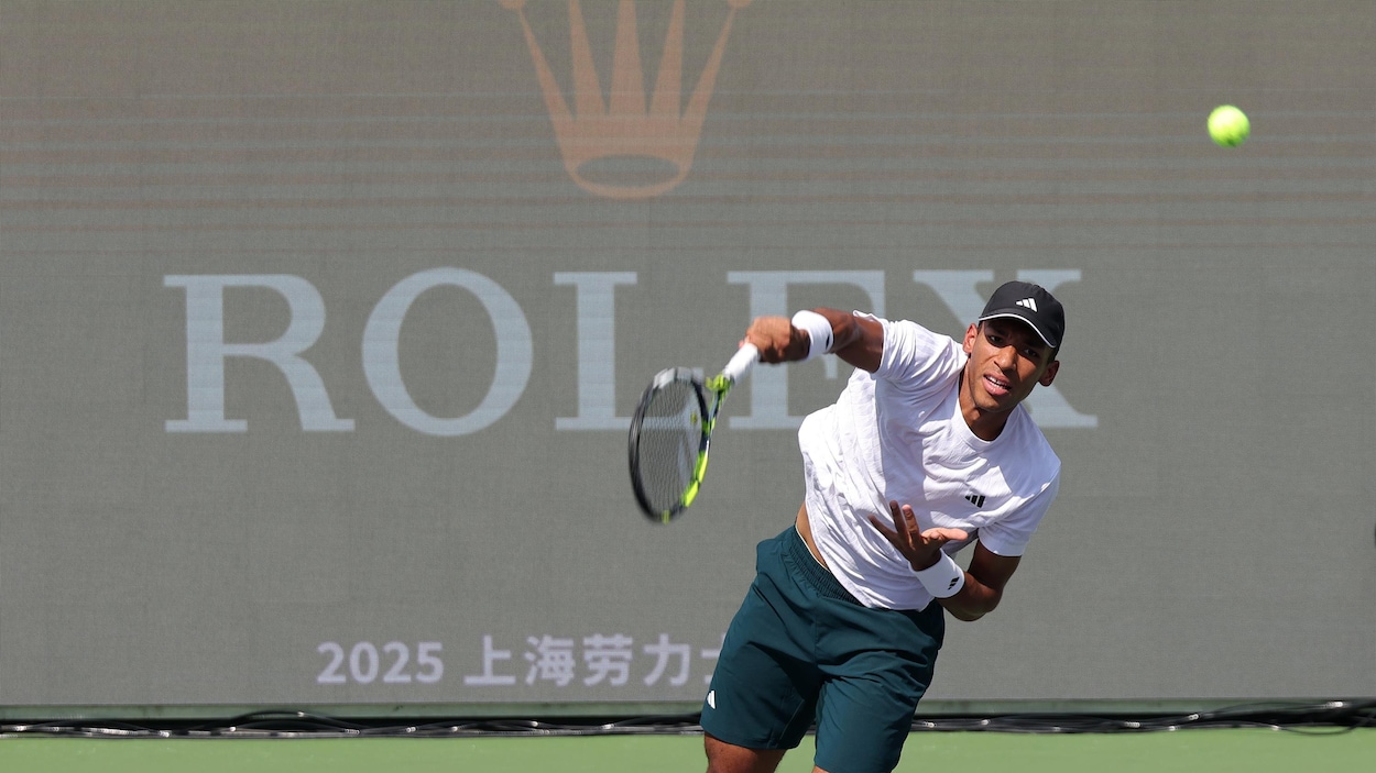 Auger-Aliassime accède aux 8es de finale à Shanghai, Shapovalov s’arrête | Radio-Canada
