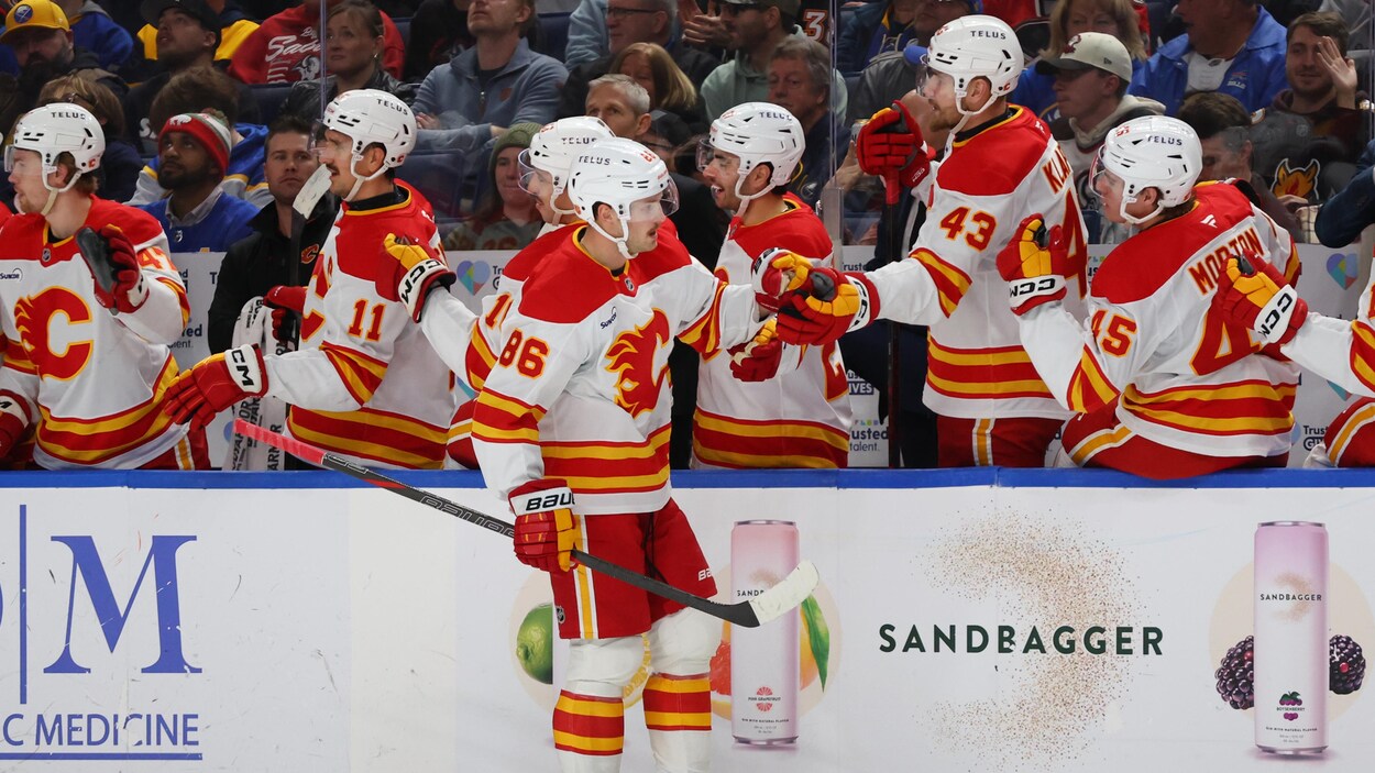 Les Flames s’imposent contre les Sabres | Radio-Canada