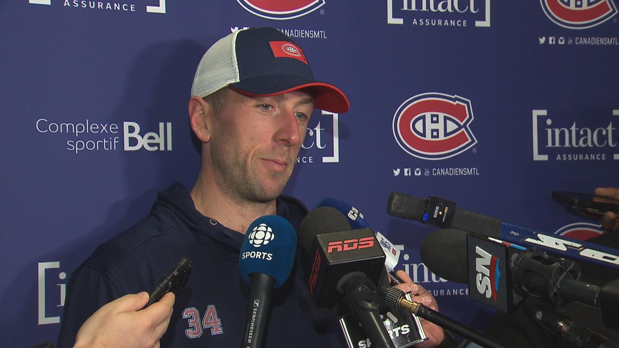 Jake Allen sourit en attendant son tour | Radio-Canada