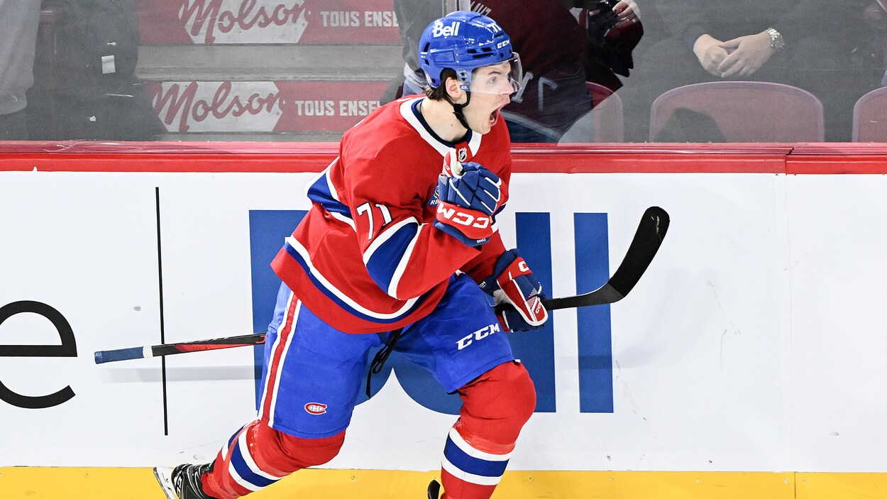 Le Canadien prolonge le contrat de Jake Evans | Radio-Canada